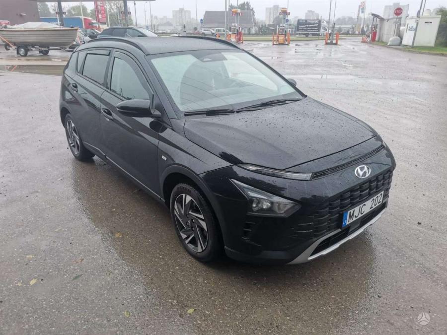Black Hyundai Bayon 2022 in Kaunas, with an engine capacity of 1.00 L and mileage of 109 thousand km for 14750 €, photo 1 on AUTOMOTO.COM.LV