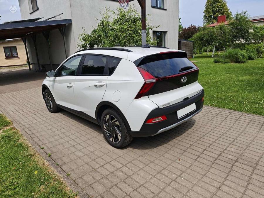 White Hyundai Bayon 2024 in Kaunas, with an engine capacity of 1.00 L and mileage of 67 thousand km for 16500 €, photo 4 on AUTOMOTO.COM.LV