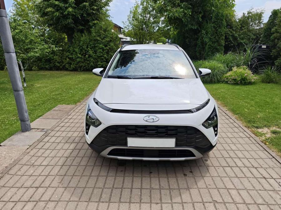 White Hyundai Bayon 2024 in Kaunas, with an engine capacity of 1.00 L and mileage of 67 thousand km for 16500 €, photo 6 on AUTOMOTO.COM.LV