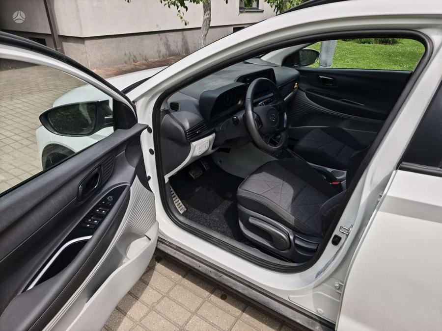 White Hyundai Bayon 2024 in Kaunas, with an engine capacity of 1.00 L and mileage of 67 thousand km for 16500 €, photo 7 on AUTOMOTO.COM.LV