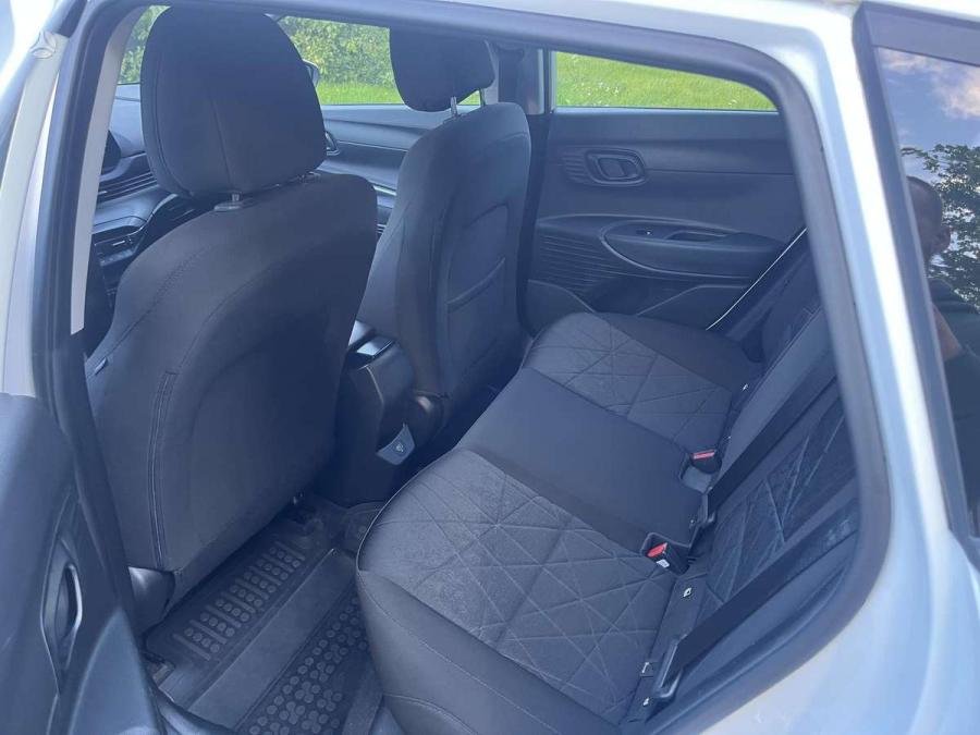 White Hyundai Bayon 2022 in Vilnius, with an engine capacity of 1.00 L and mileage of 56 thousand km for 11625 €, photo 5 on AUTOMOTO.COM.LV