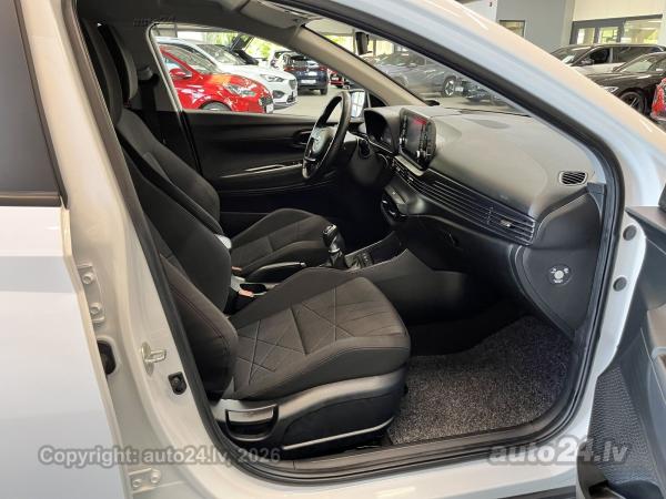 Balts Hyundai Bayon 2023 Tallina, ar dzinēja tilpumu 1.00 L un nobraukumu 89 tūkst. km par 14500 €, foto 5 vietnē AUTOMOTO.COM.LV