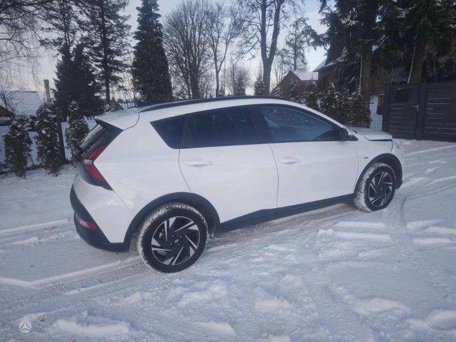 White Hyundai Bayon 2024 in Telschi, with an engine capacity of 1.00 L and mileage of 64 thousand km for 8800 €, photo 2 on AUTOMOTO.COM.LV