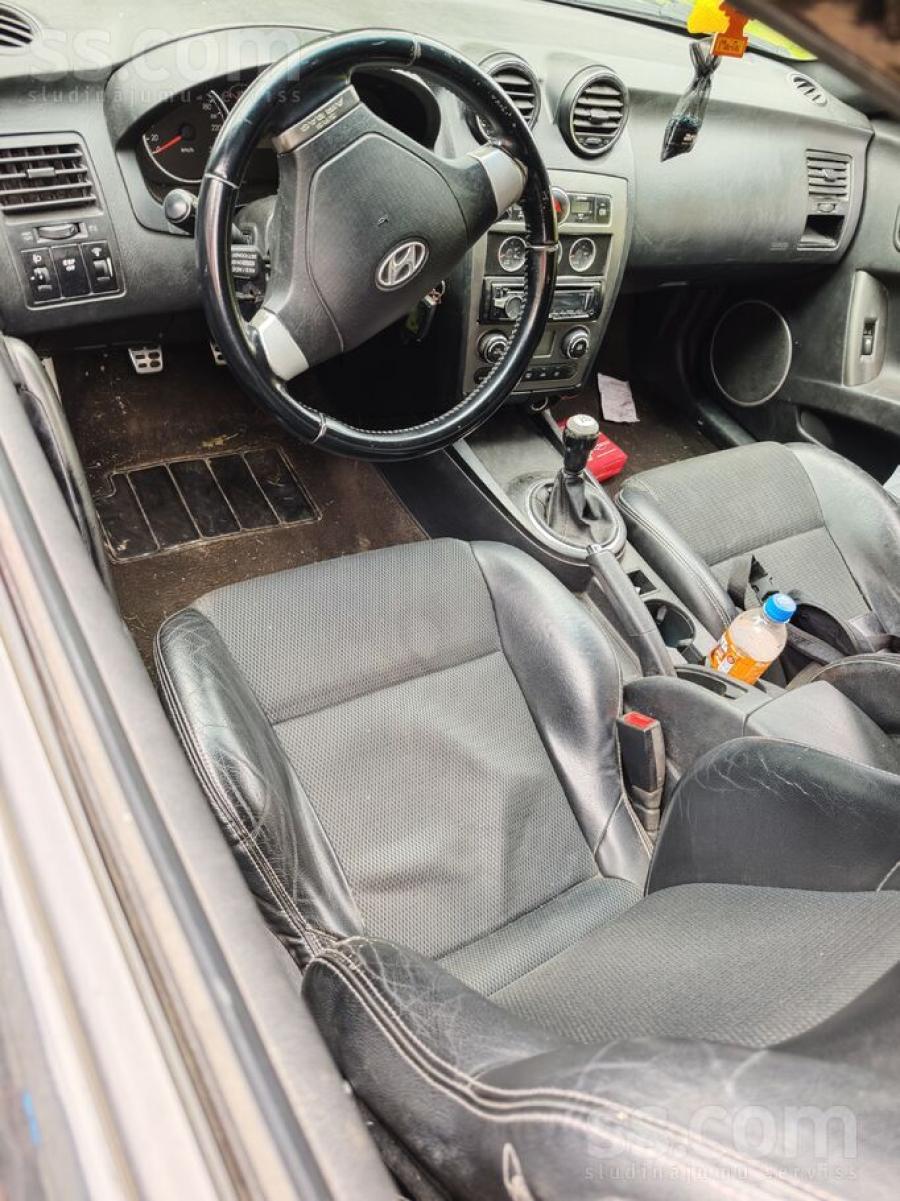 Black Hyundai Coupe 2007 in Valmiera, with an engine capacity of 2.00 L and mileage of 195 thousand km for 1650 €, photo 5 on AUTOMOTO.COM.LV