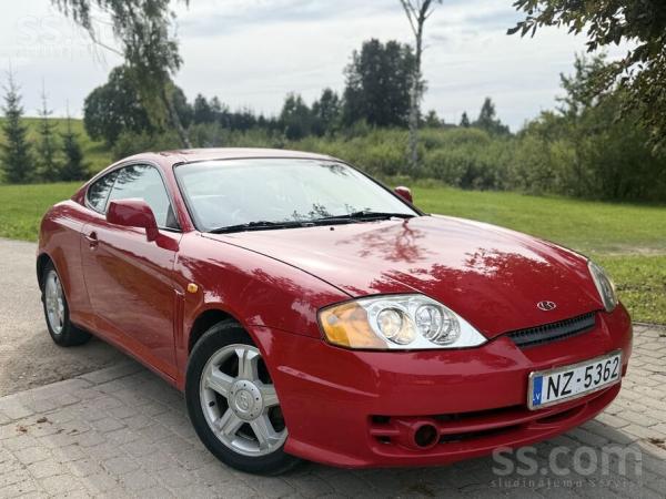 Hyundai Coupe 2004 in Cesis on AUTOMOTO.COM.LV Red Hyundai Coupe 2004 in Cesis, with an engine capacity of 2.00 L and mileage of 214 thousand km for 1600 €, photo 3 on AUTOMOTO.COM.LV