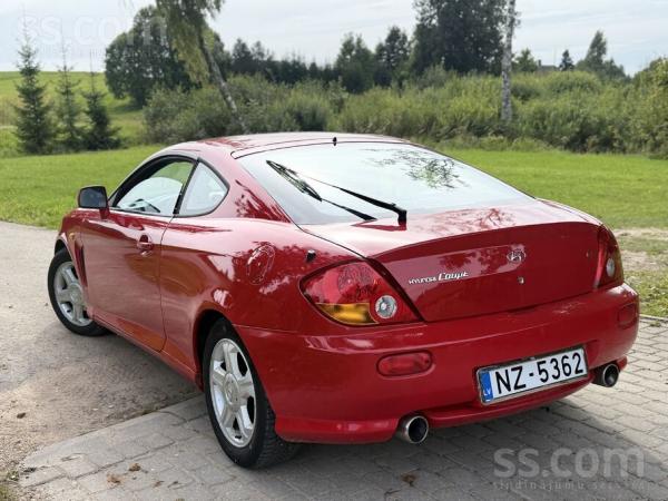 Hyundai Coupe 2004 in Cesis on AUTOMOTO.COM.LV Red Hyundai Coupe 2004 in Cesis, with an engine capacity of 2.00 L and mileage of 214 thousand km for 1600 €, photo 4 on AUTOMOTO.COM.LV