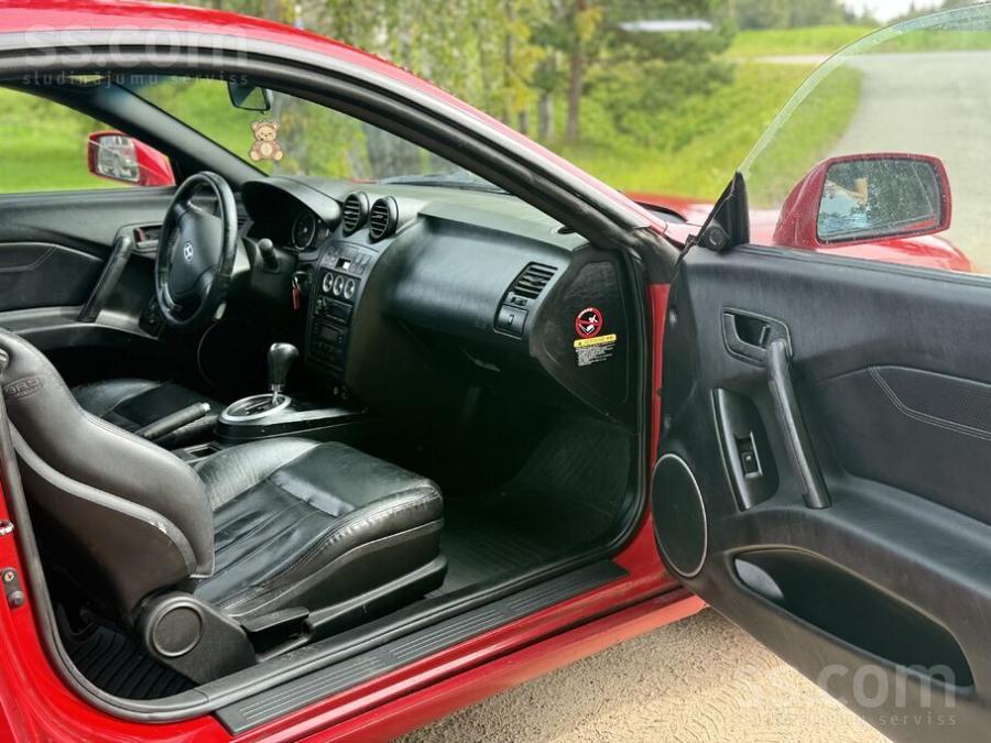 Red Hyundai Coupe 2004 in Cesis, with an engine capacity of 2.00 L and mileage of 214 thousand km for 1600 €, photo 6 on AUTOMOTO.COM.LV