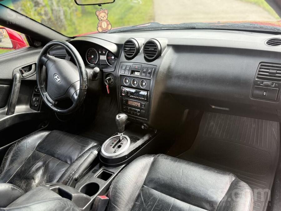Red Hyundai Coupe 2004 in Cesis, with an engine capacity of 2.00 L and mileage of 214 thousand km for 1600 €, photo 8 on AUTOMOTO.COM.LV
