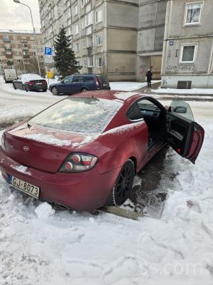 Red Hyundai Coupe 2007 in Riga, with an engine capacity of 2.00 L and mileage of 269 thousand km for 450 €, photo 2 on AUTOMOTO.COM.LV