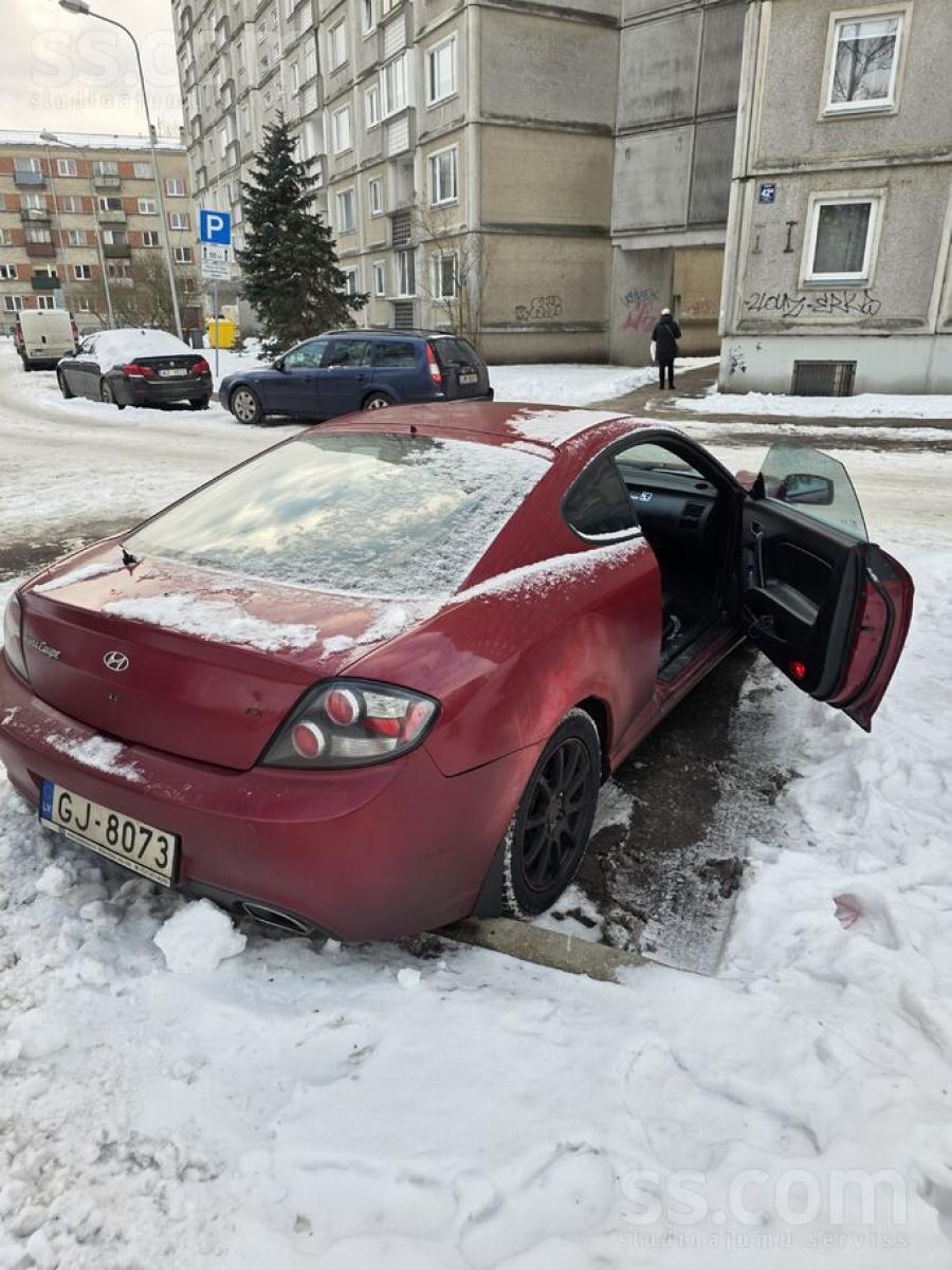 Red Hyundai Coupe 2007 in Riga, with an engine capacity of 2.00 L and mileage of 269 thousand km for 450 €, photo 2 on AUTOMOTO.COM.LV
