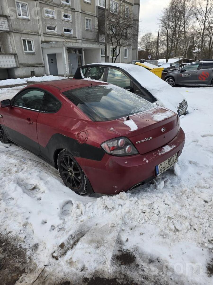 Red Hyundai Coupe 2007 in Riga, with an engine capacity of 2.00 L and mileage of 269 thousand km for 450 €, photo 4 on AUTOMOTO.COM.LV