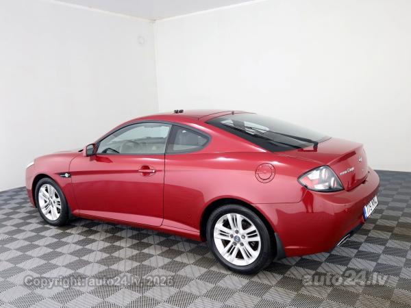 Sarkans Hyundai Coupe 2010 Tallina, ar dzinēja tilpumu 2.00 L un nobraukumu 67 tūkst. km par 3499 €, foto 4 vietnē AUTOMOTO.COM.LV