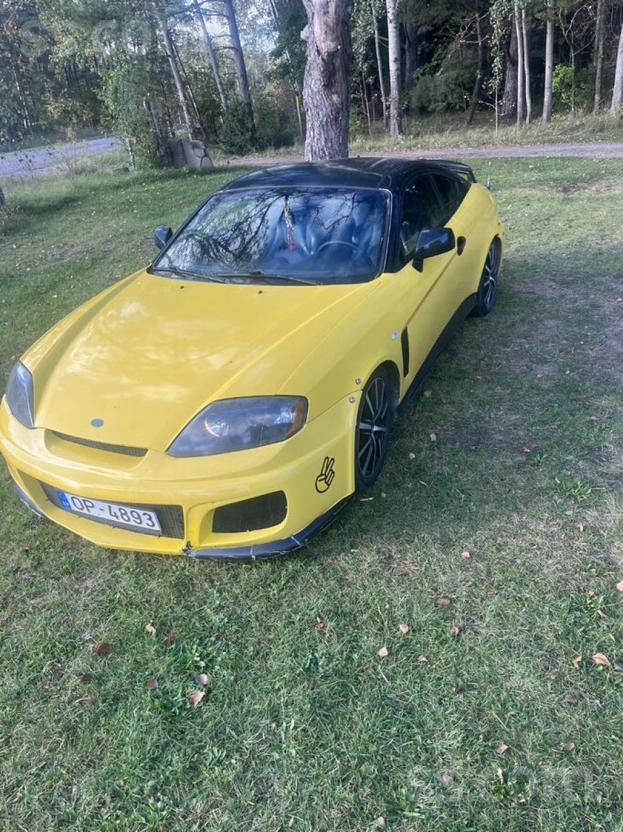 Dzeltens Hyundai Coupe 2003 Liepāja, ar dzinēja tilpumu 2.70 L un nobraukumu 201 tūkst. km par 1500 €, foto 1 vietnē AUTOMOTO.COM.LV