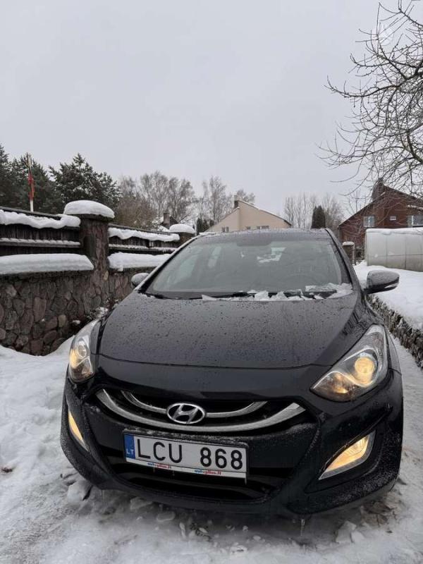 Black Hyundai Elantra 2013 in Vilnius, with an engine capacity of 1.80 L and mileage of 130 thousand km for 5560 €, photo 1 on AUTOMOTO.COM.LV