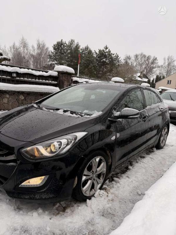 Black Hyundai Elantra 2013 in Vilnius, with an engine capacity of 1.80 L and mileage of 130 thousand km for 5560 €, photo 2 on AUTOMOTO.COM.LV