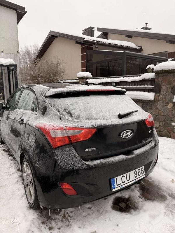 Black Hyundai Elantra 2013 in Vilnius, with an engine capacity of 1.80 L and mileage of 130 thousand km for 5560 €, photo 3 on AUTOMOTO.COM.LV