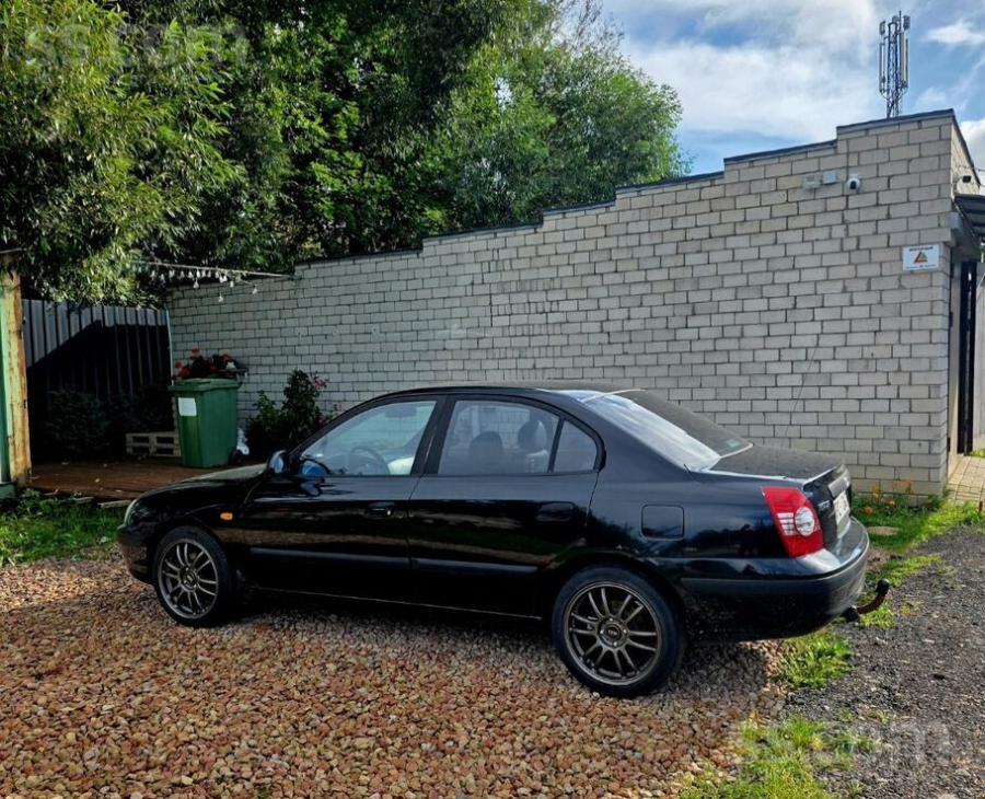 Black Hyundai Elantra 2004 in Riga, with an engine capacity of 1.60 L and mileage of 206 thousand km for 3200 €, photo 3 on AUTOMOTO.COM.LV