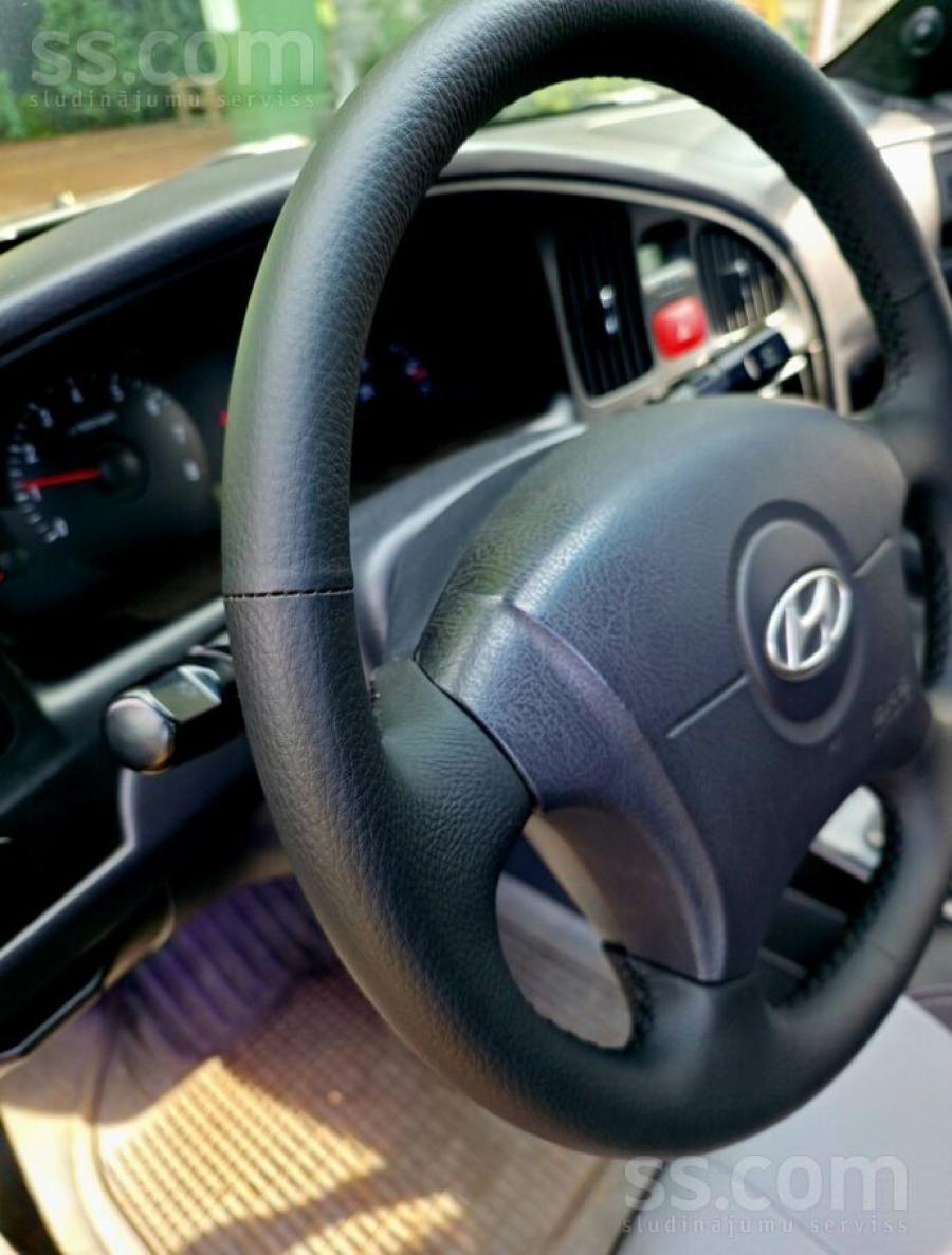 Black Hyundai Elantra 2004 in Riga, with an engine capacity of 1.60 L and mileage of 206 thousand km for 3200 €, photo 8 on AUTOMOTO.COM.LV