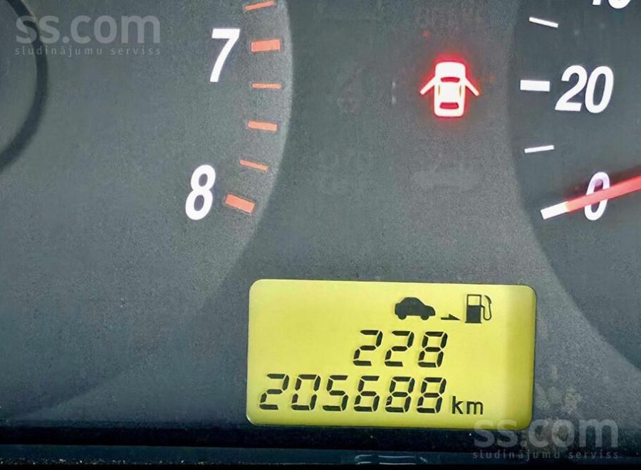 Black Hyundai Elantra 2004 in Riga, with an engine capacity of 1.60 L and mileage of 206 thousand km for 3200 €, photo 14 on AUTOMOTO.COM.LV