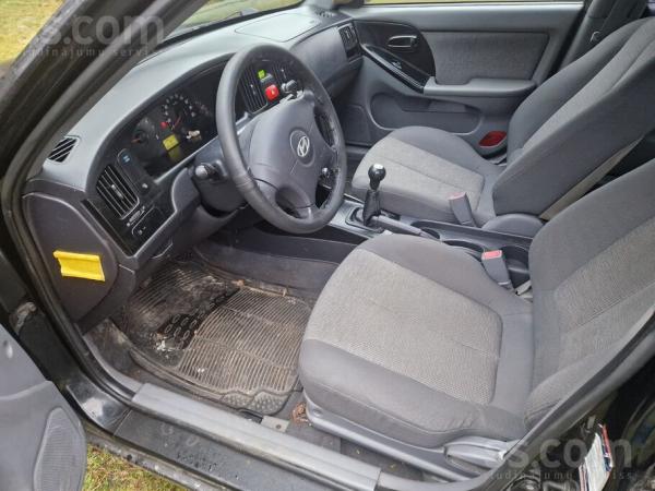 Black Hyundai Elantra 2006 in Riga, with an engine capacity of 1.60 L and mileage of 152 thousand km for 1100 €, photo 6 on AUTOMOTO.COM.LV