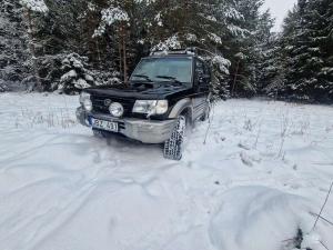Melns Hyundai Galloper 2000 Kauņa, ar dzinēja tilpumu 2.48 L un nobraukumu 298 tūkst. km par 3000 €, foto  vietnē AUTOMOTO.COM.LV