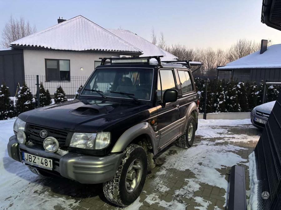 Black Hyundai Galloper 2000 in Kaunas, with an engine capacity of 2.48 L and mileage of 295 thousand km for 2900 €, photo 2 on AUTOMOTO.COM.LV