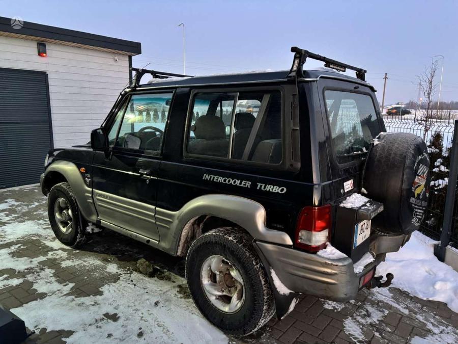 Black Hyundai Galloper 2000 in Kaunas, with an engine capacity of 2.48 L and mileage of 295 thousand km for 2900 €, photo 3 on AUTOMOTO.COM.LV