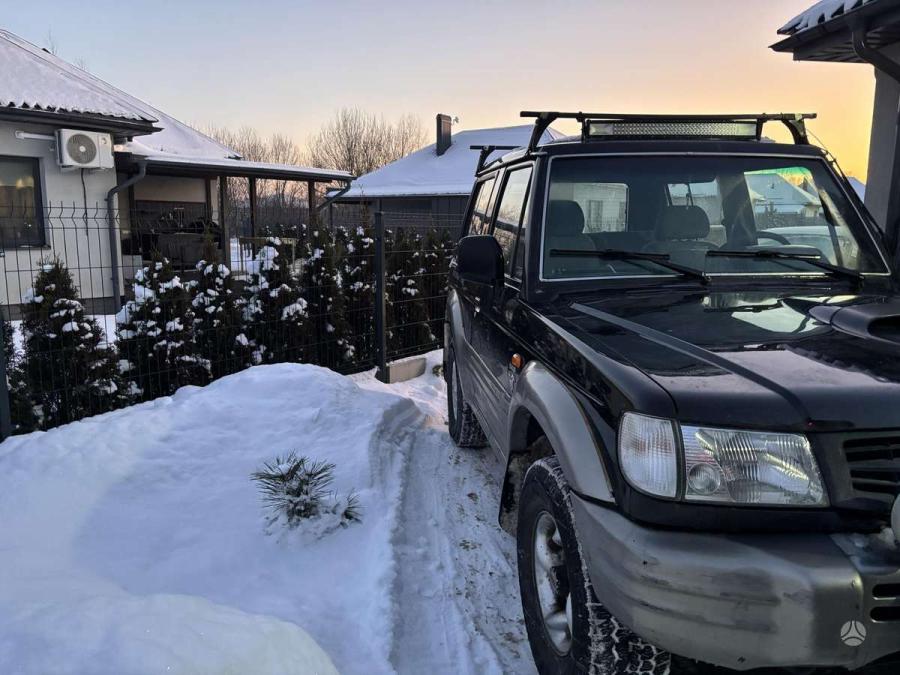 Black Hyundai Galloper 2000 in Kaunas, with an engine capacity of 2.48 L and mileage of 295 thousand km for 2900 €, photo 5 on AUTOMOTO.COM.LV