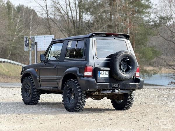 Black Hyundai Galloper 2000 in Elektrenai, with an engine capacity of 2.50 L and mileage of 221 thousand km for 7500 €, photo 4 on AUTOMOTO.COM.LV