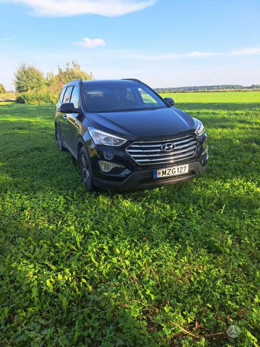 Black Hyundai Grand Santa Fe 2014 in Skaudvile, with an engine capacity of 2.20 L and mileage of 243 thousand km for 12500 €, photo 2 on AUTOMOTO.COM.LV