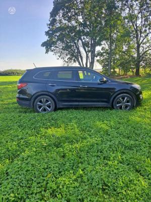 Black Hyundai Grand Santa Fe 2014 in Skaudvile, with an engine capacity of 2.20 L and mileage of 243 thousand km for 12500 €, photo 3 on AUTOMOTO.COM.LV