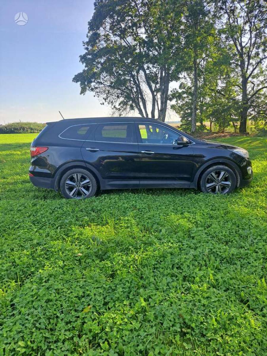 Black Hyundai Grand Santa Fe 2014 in Skaudvile, with an engine capacity of 2.20 L and mileage of 243 thousand km for 12500 €, photo 3 on AUTOMOTO.COM.LV