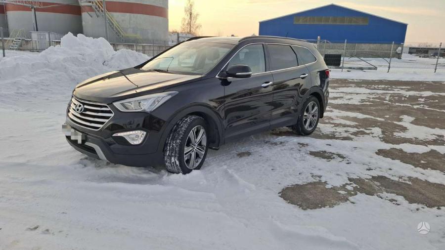 Black Hyundai Grand Santa Fe 2014 in Radviliskis, with an engine capacity of 2.20 L and mileage of 188 thousand km for 13500 €, photo 1 on AUTOMOTO.COM.LV