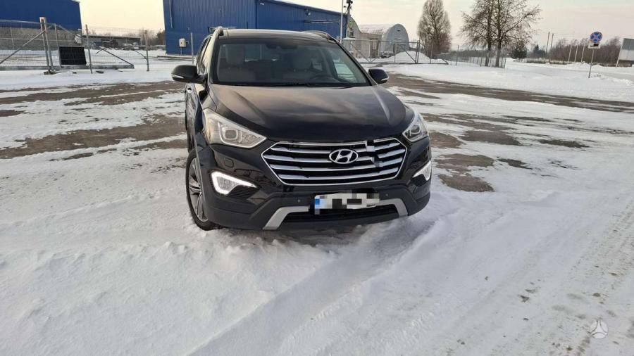 Black Hyundai Grand Santa Fe 2014 in Radviliskis, with an engine capacity of 2.20 L and mileage of 188 thousand km for 13500 €, photo 3 on AUTOMOTO.COM.LV