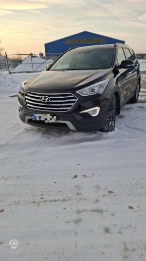 Black Hyundai Grand Santa Fe 2014 in Radviliskis, with an engine capacity of 2.20 L and mileage of 188 thousand km for 13500 €, photo 4 on AUTOMOTO.COM.LV