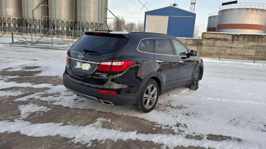 Black Hyundai Grand Santa Fe 2014 in Radviliskis, with an engine capacity of 2.20 L and mileage of 188 thousand km for 13500 €, photo 7 on AUTOMOTO.COM.LV