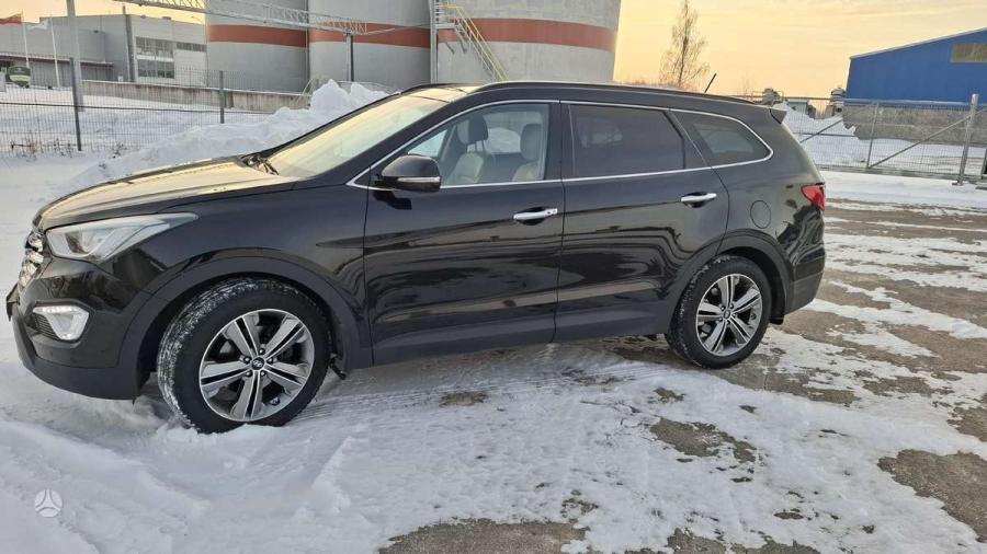 Black Hyundai Grand Santa Fe 2014 in Radviliskis, with an engine capacity of 2.20 L and mileage of 188 thousand km for 13500 €, photo 12 on AUTOMOTO.COM.LV