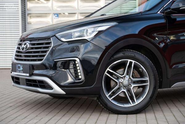 Black Hyundai Grand Santa Fe 2016 in Marijampole, with an engine capacity of 2.20 L and mileage of 154 thousand km for 17850 €, photo 8 on AUTOMOTO.COM.LV