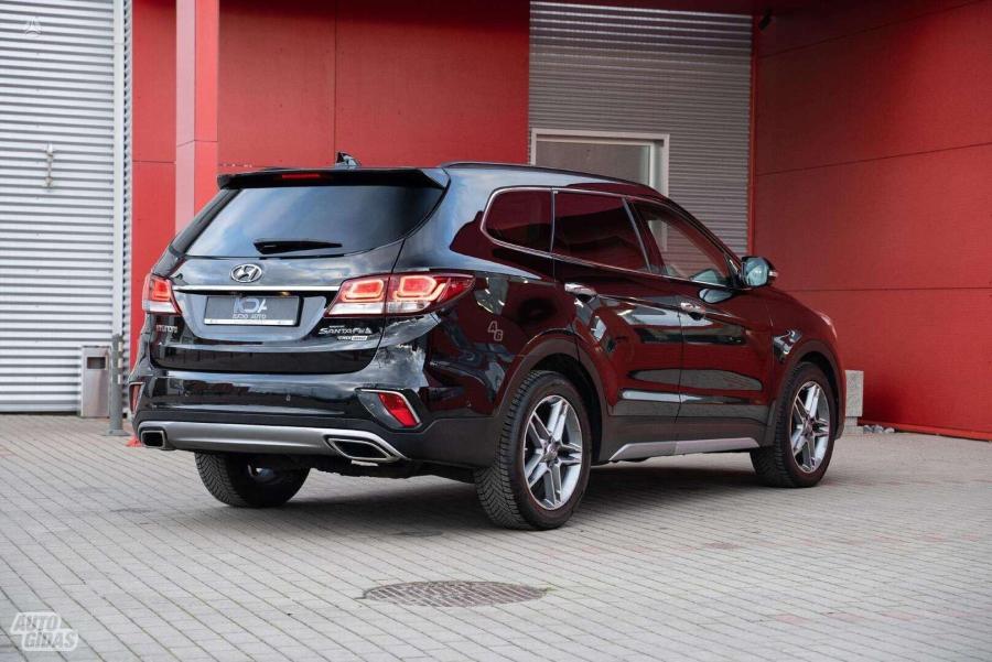 Black Hyundai Grand Santa Fe 2016 in Marijampole, with an engine capacity of 2.20 L and mileage of 154 thousand km for 17850 €, photo 15 on AUTOMOTO.COM.LV