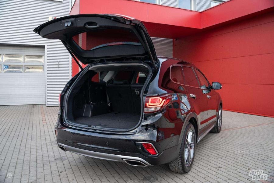 Black Hyundai Grand Santa Fe 2016 in Marijampole, with an engine capacity of 2.20 L and mileage of 154 thousand km for 17850 €, photo 17 on AUTOMOTO.COM.LV