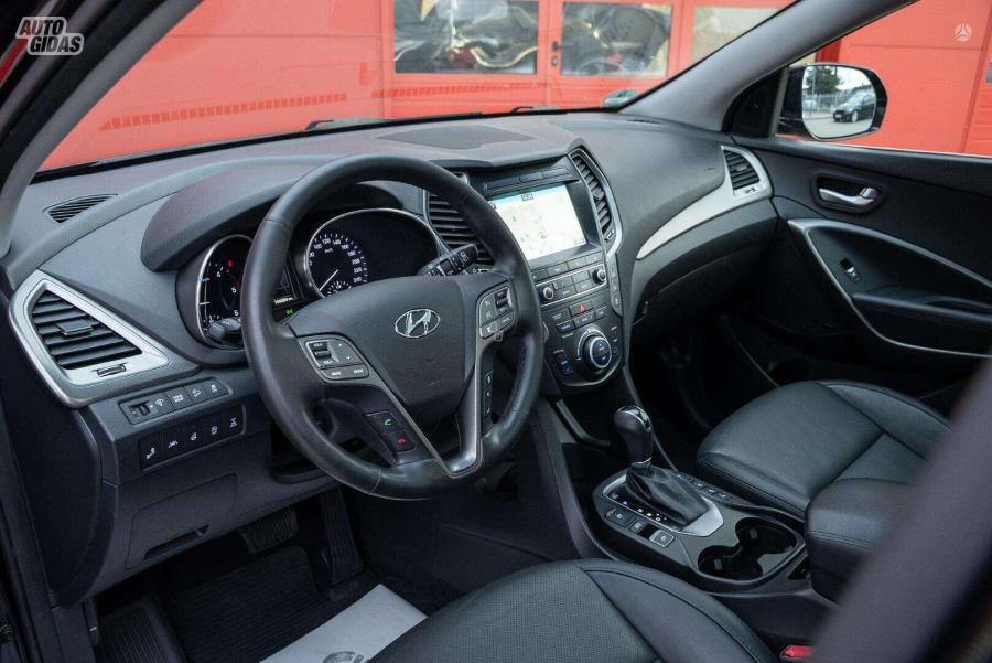 Black Hyundai Grand Santa Fe 2016 in Marijampole, with an engine capacity of 2.20 L and mileage of 154 thousand km for 17850 €, photo 27 on AUTOMOTO.COM.LV