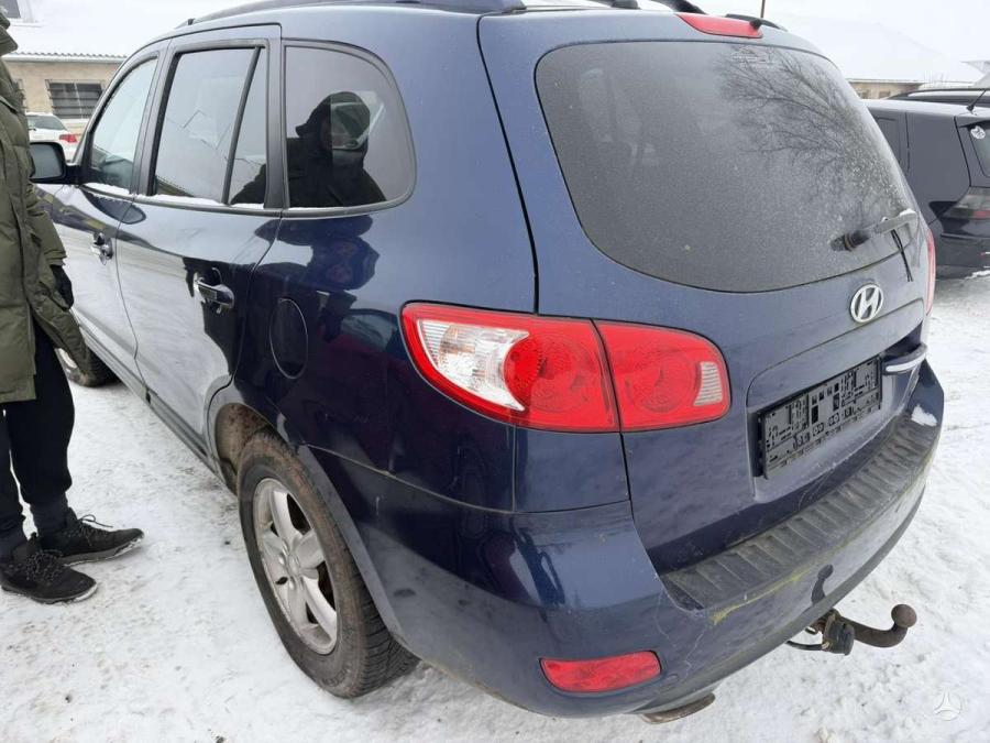 Blue Hyundai Grand Santa Fe 2006 in Birzai, with an engine capacity of 2.19 L and mileage of 333 thousand km for 1600 €, photo 3 on AUTOMOTO.COM.LV