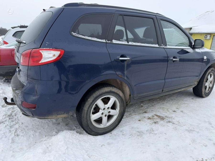 Blue Hyundai Grand Santa Fe 2006 in Birzai, with an engine capacity of 2.19 L and mileage of 333 thousand km for 1600 €, photo 6 on AUTOMOTO.COM.LV