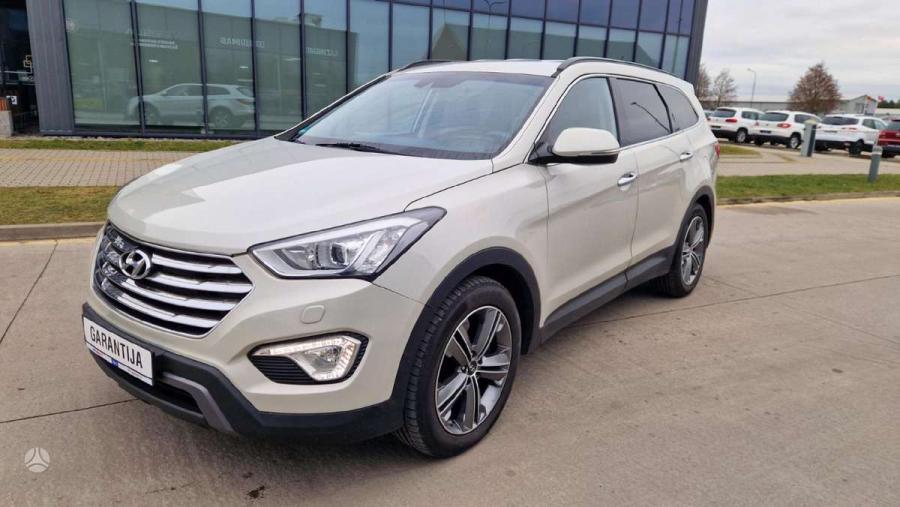 Grey Hyundai Grand Santa Fe 2015 in Siauliai, with an engine capacity of 2.20 L and mileage of 138 thousand km for 13900 €, photo 3 on AUTOMOTO.COM.LV