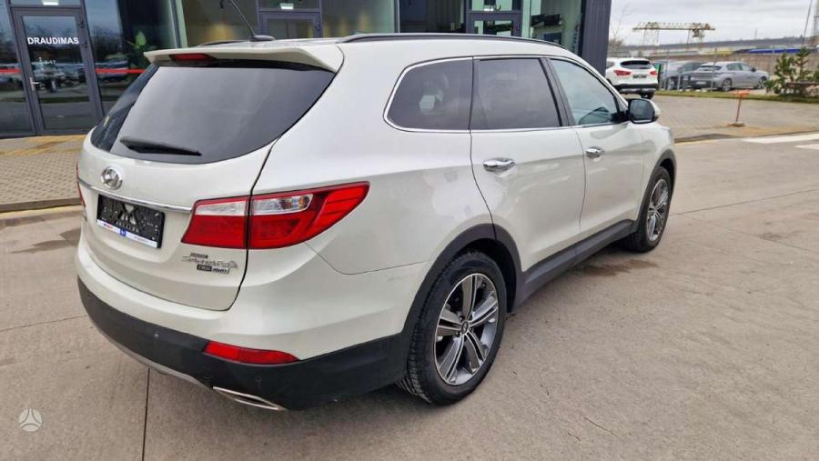 Grey Hyundai Grand Santa Fe 2015 in Siauliai, with an engine capacity of 2.20 L and mileage of 138 thousand km for 13900 €, photo 4 on AUTOMOTO.COM.LV