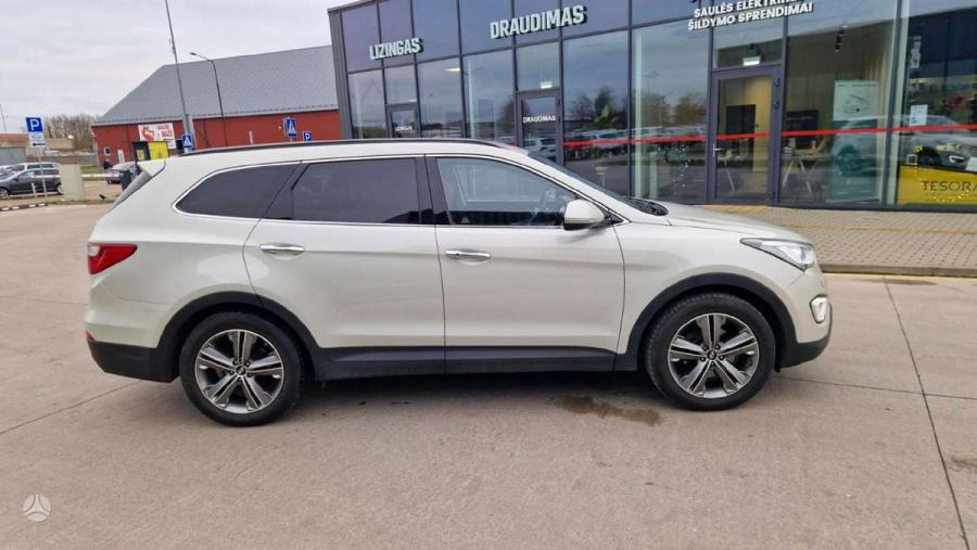 Grey Hyundai Grand Santa Fe 2015 in Siauliai, with an engine capacity of 2.20 L and mileage of 138 thousand km for 13900 €, photo 7 on AUTOMOTO.COM.LV