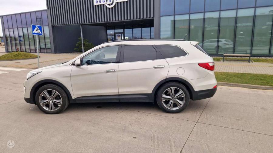 Grey Hyundai Grand Santa Fe 2015 in Siauliai, with an engine capacity of 2.20 L and mileage of 138 thousand km for 13900 €, photo 8 on AUTOMOTO.COM.LV