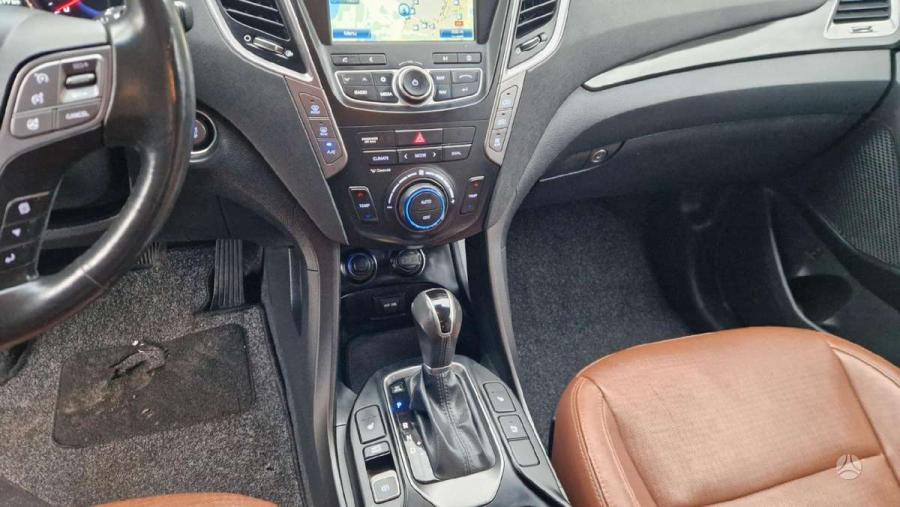 Grey Hyundai Grand Santa Fe 2015 in Siauliai, with an engine capacity of 2.20 L and mileage of 138 thousand km for 13900 €, photo 19 on AUTOMOTO.COM.LV