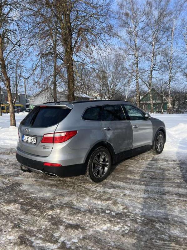 Pelēks Hyundai Grand Santa Fe 2015 Šalčininkai, ar dzinēja tilpumu 2.20 L un nobraukumu 207 tūkst. km par 10000 €, foto 3 vietnē AUTOMOTO.COM.LV