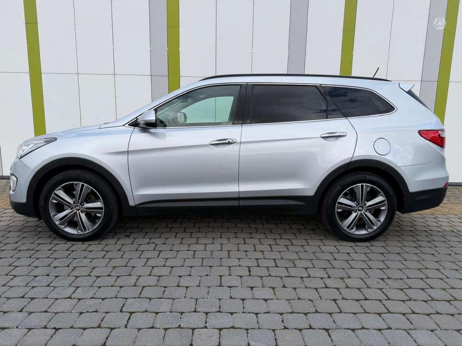 Grey Hyundai Grand Santa Fe 2015 in Raseiniai, with an engine capacity of 2.20 L and mileage of 201 thousand km for 11300 €, photo 3 on AUTOMOTO.COM.LV